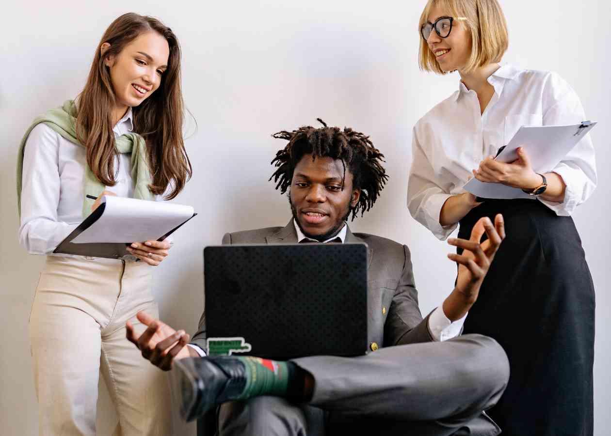 9 Strategies to Improve the Experience of the Deskless Workers